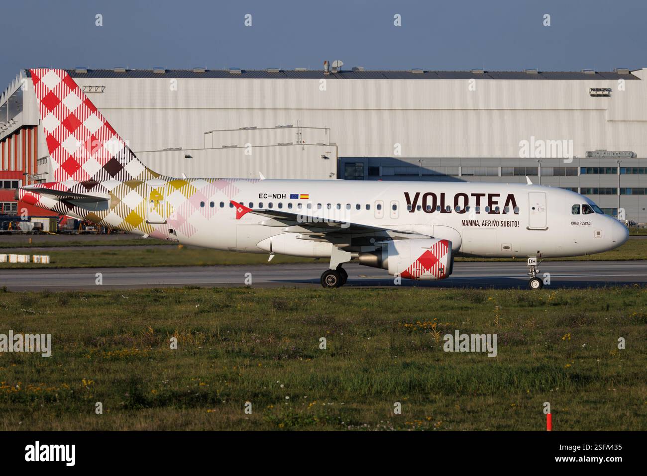 Der Airbus A319-111 A319 der Fluglinie Volotea V7 / VOE mit der ...
