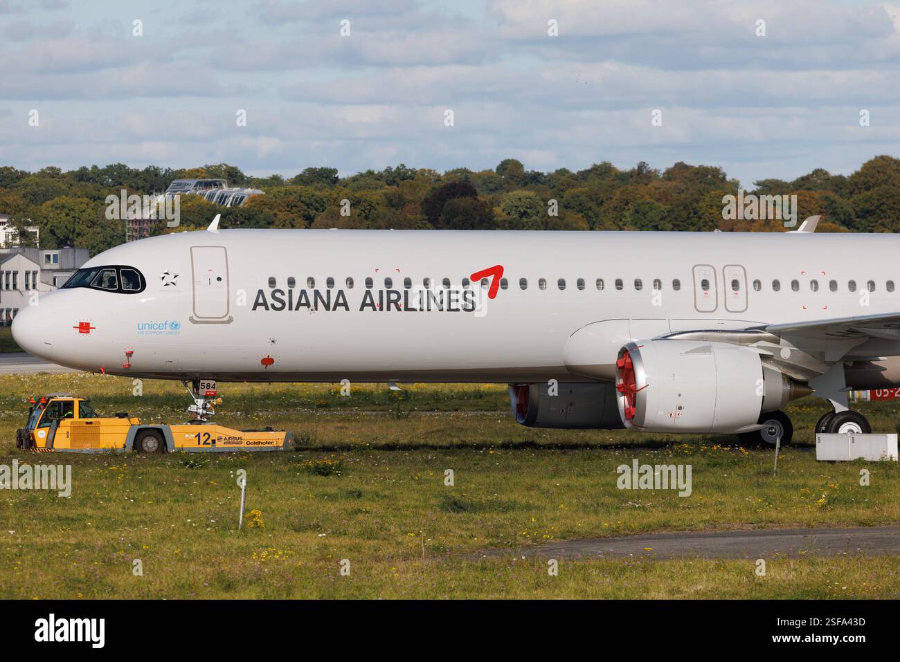 Der Airbus A321-251NX A21N der Fluglinie Asiana Airlines OZ / AAR mit ...