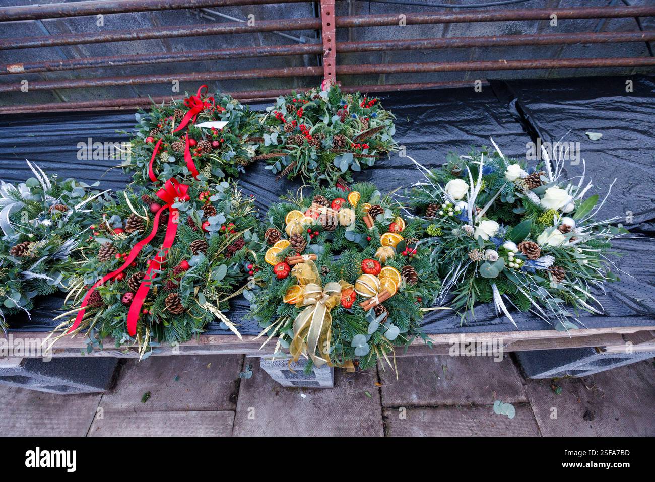 Uk christmas wreath hi-res stock photography and images - Alamy