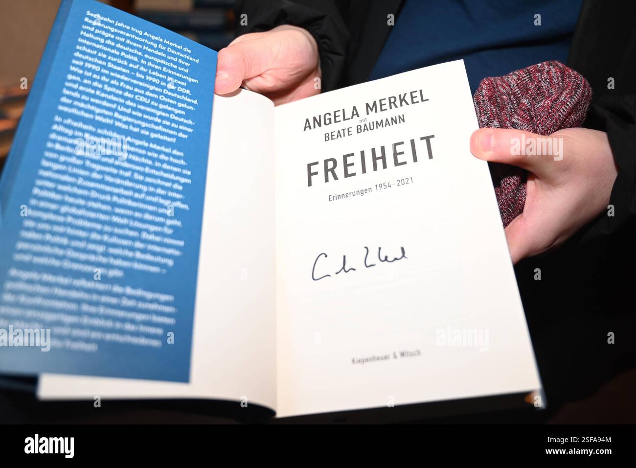 Angela Merkel nach einer Signierstunde ihrer Autobiografie Freiheit in ...