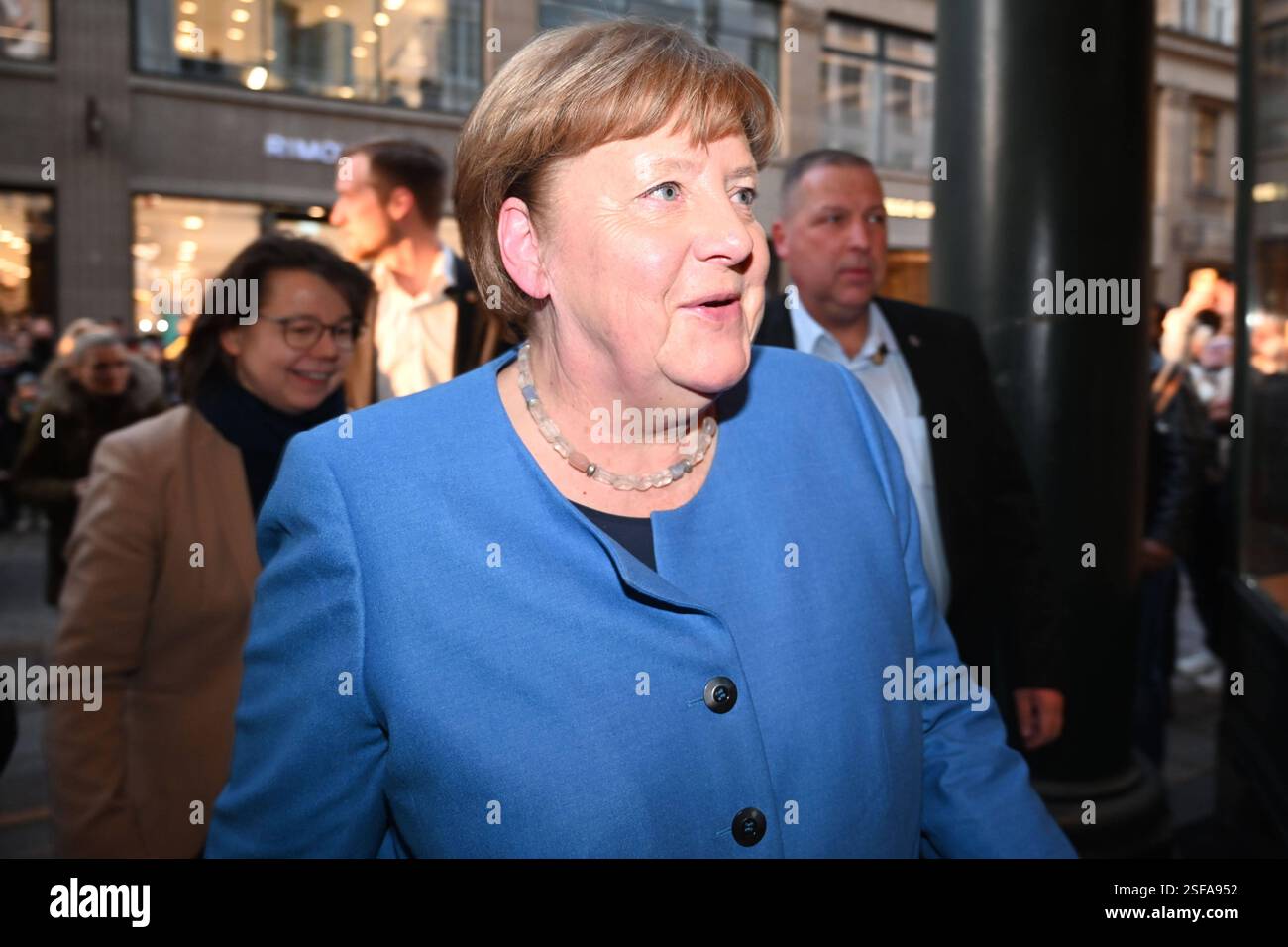 Angela Merkel vor einer Signierstunde ihrer Autobiografie Freiheit in ...