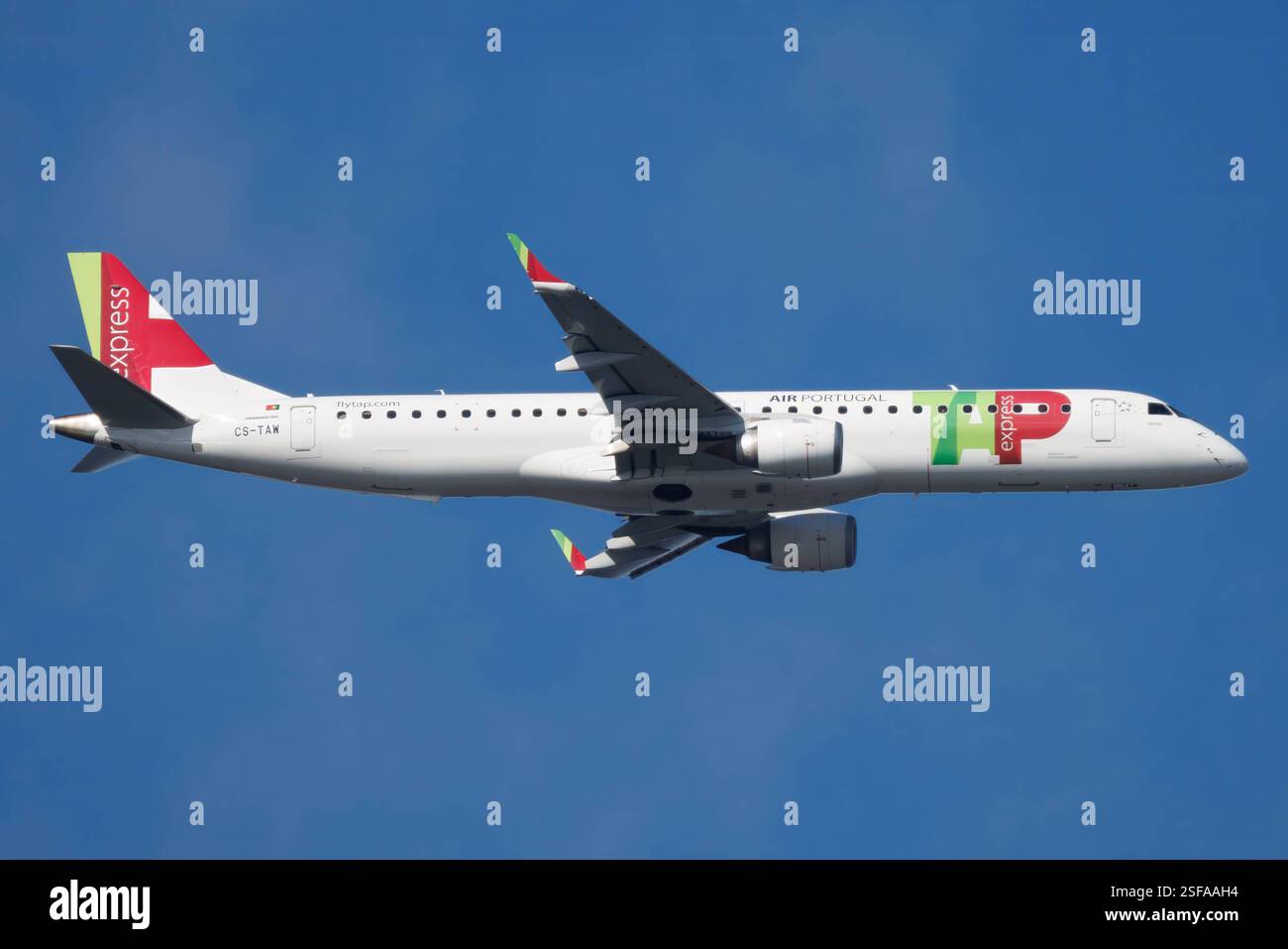 Die Embraer E195LR E195 der Fluglinie TAP Express TP / TAP, Betreiber ...