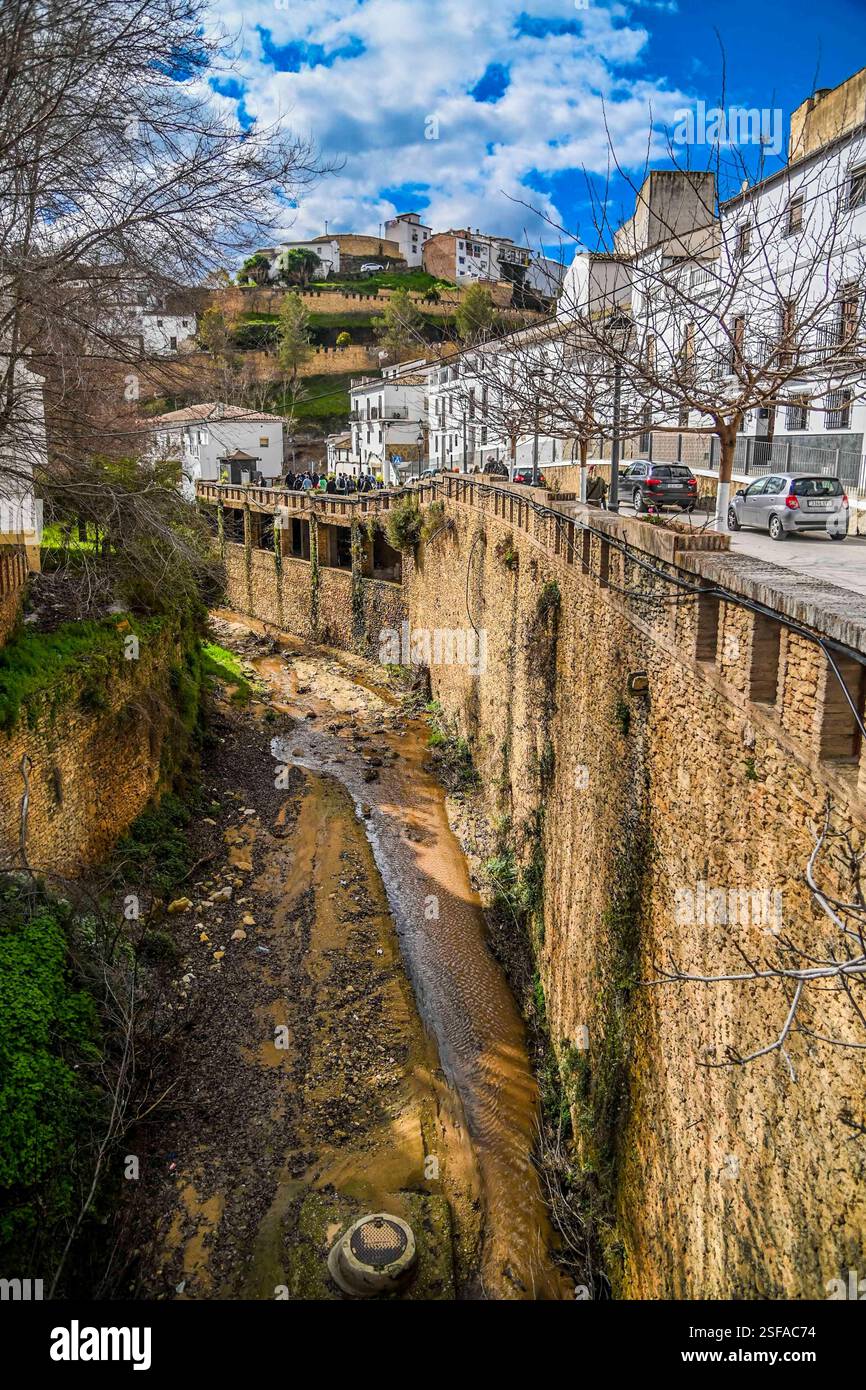 Spanien-Andalusien-Setenil de las Bodegas Stadtansicht Weiße Häuser am ...