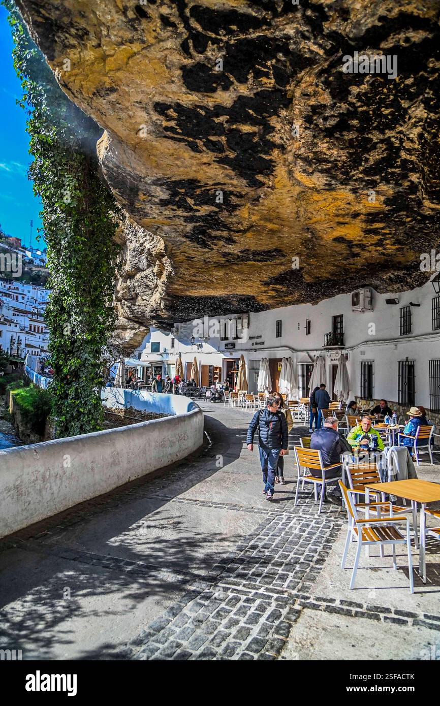 Spanien-Andalusien-Setenil de las Bodegas Stadtansicht Weiße Häuser am ...