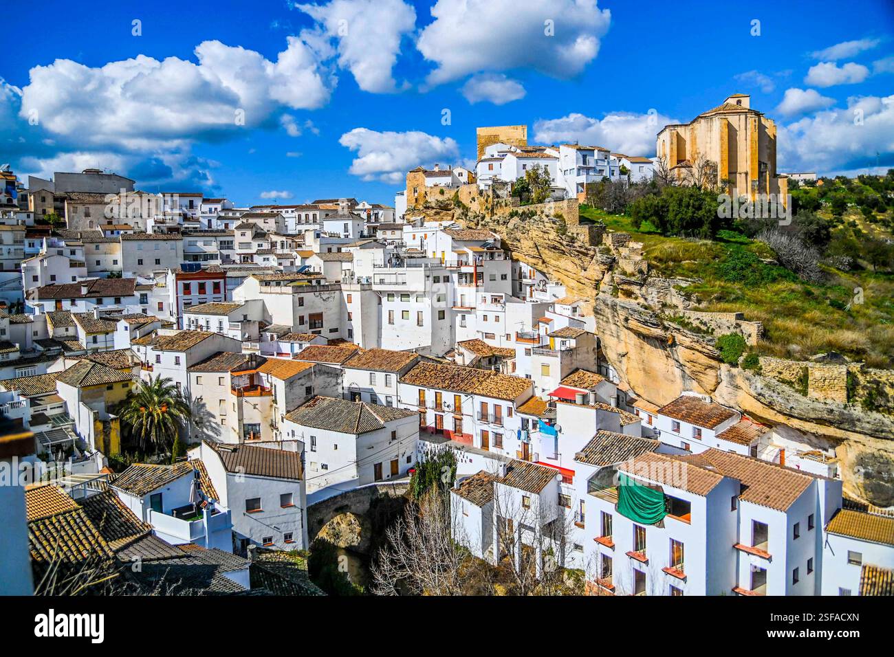 Spanien-Andalusien-Setenil de las Bodegas Stadtansicht Weiße Häuser am ...