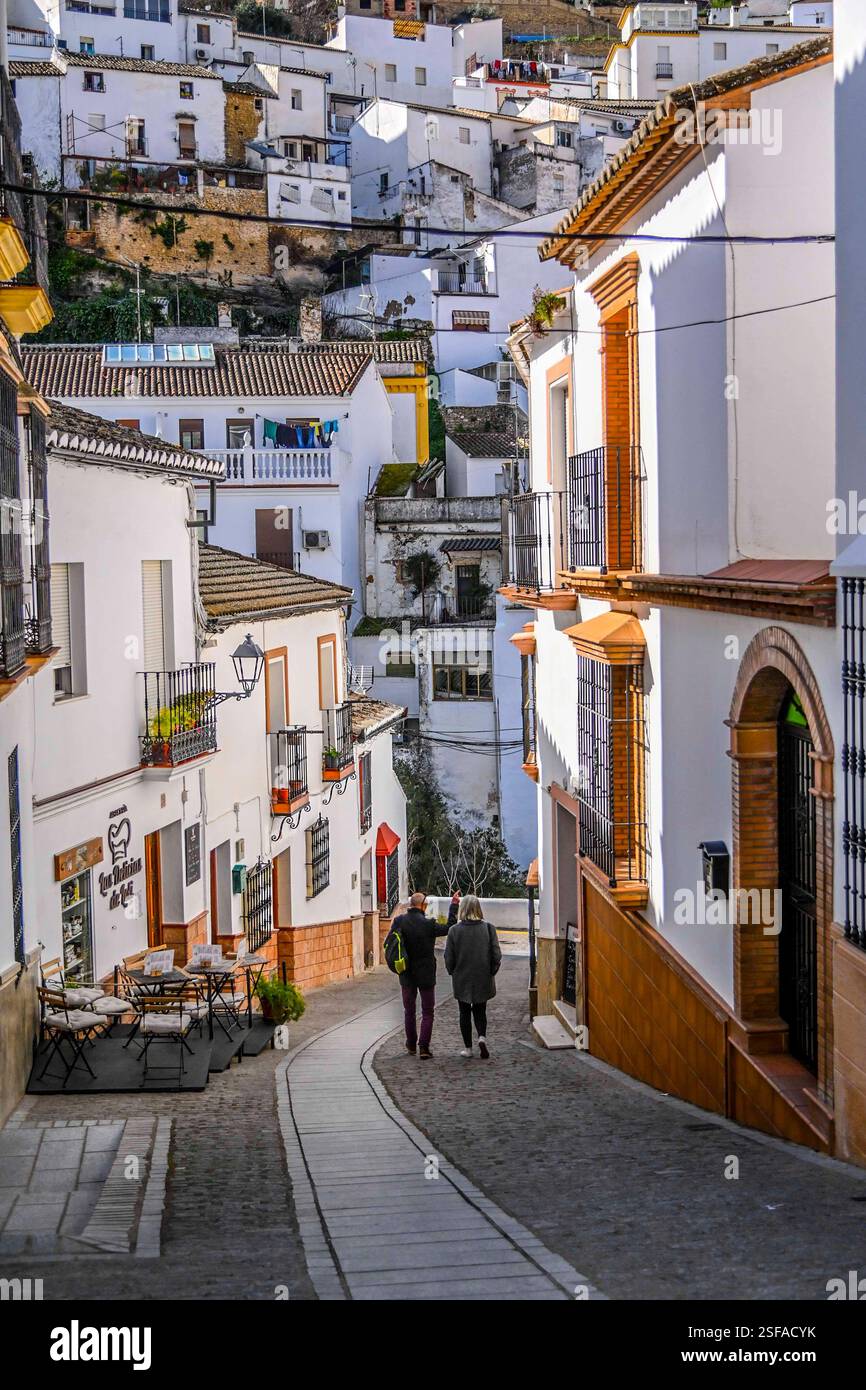 Spanien-Andalusien-Setenil de las Bodegas Stadtansicht Weiße Häuser am ...
