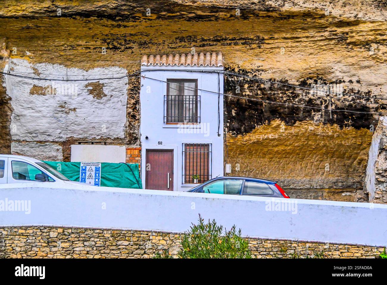 Spanien-Andalusien-Setenil de las Bodegas Stadtansicht Weiße Häuser am ...