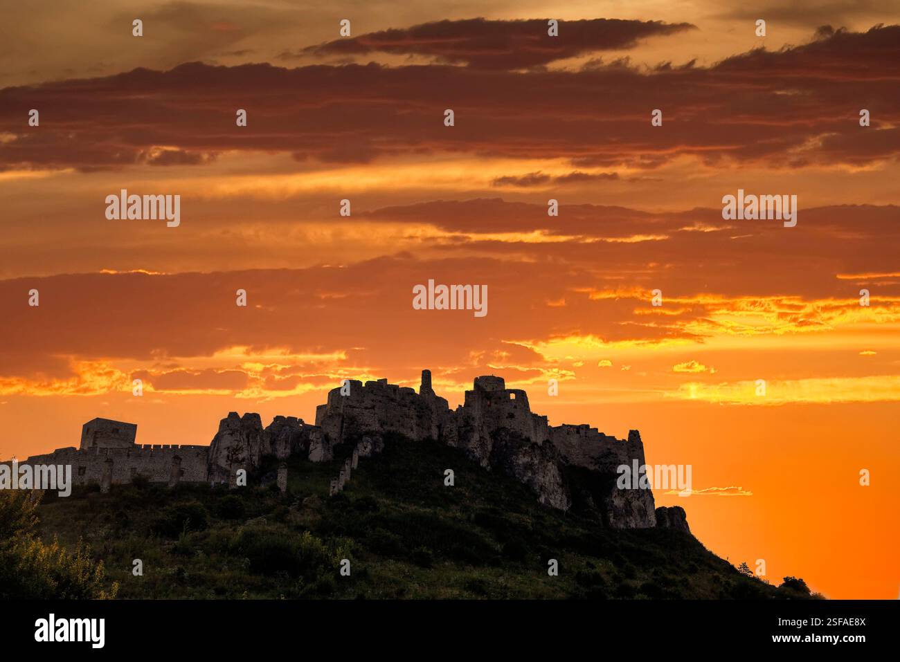 Silhouette castle sunset hi-res stock photography and images - Alamy