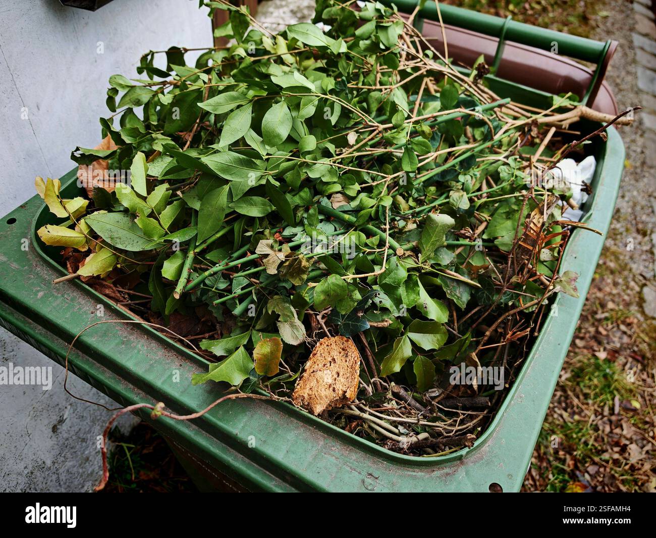 a organic waste trash can for waste separation and composting organic ...