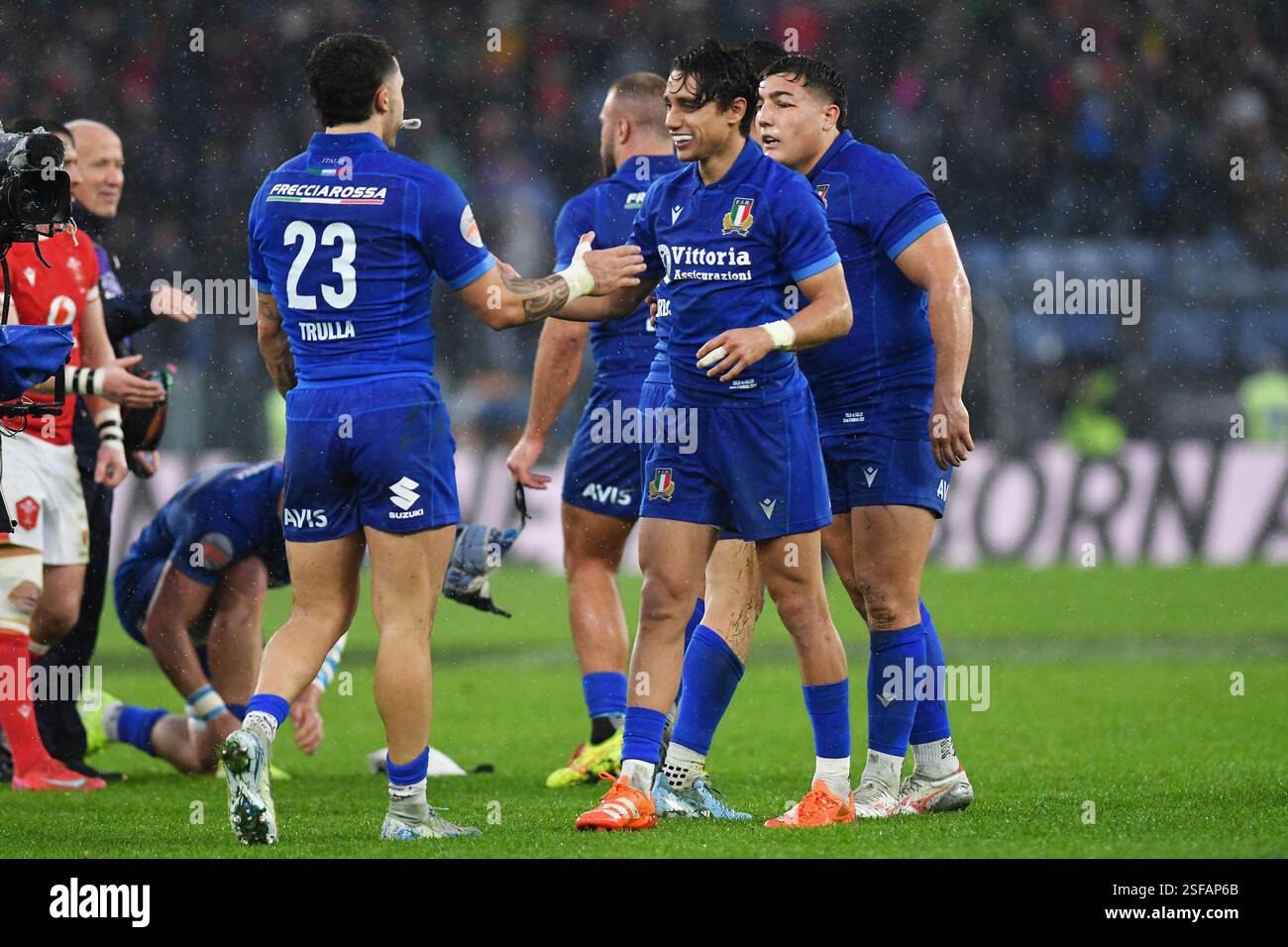 Italy player's celebrate the victory at the end match during 6 Nations ...