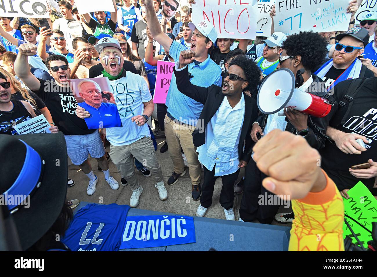 DALLAS, TX - FEBRUARY 08: Dallas Mavericks fans protest the trade of ...