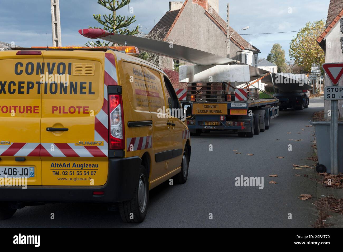 An exceptional convoy transporting a wind turbine blade of more than ...