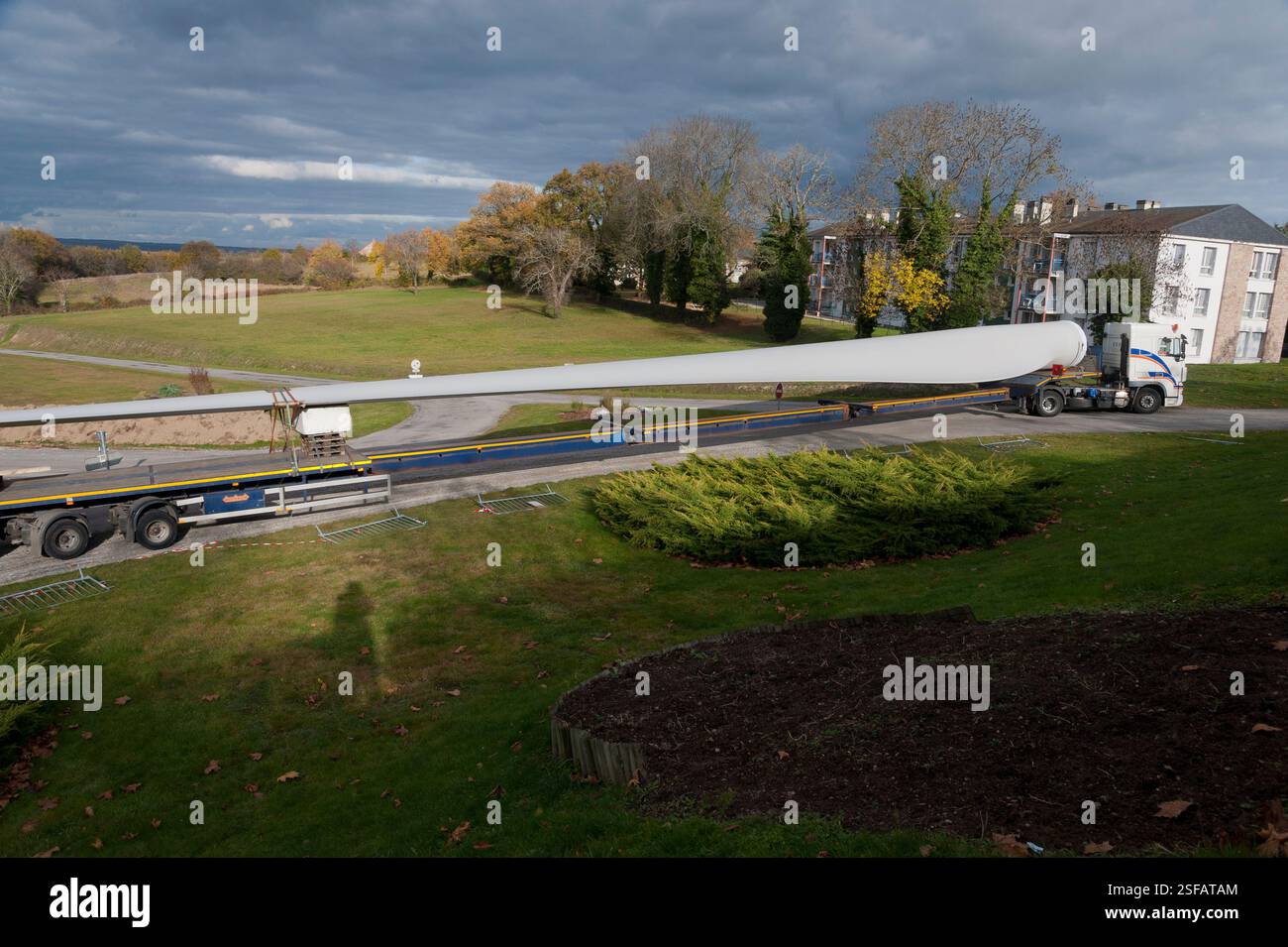 An exceptional convoy transporting a wind turbine blade is maneuvering ...