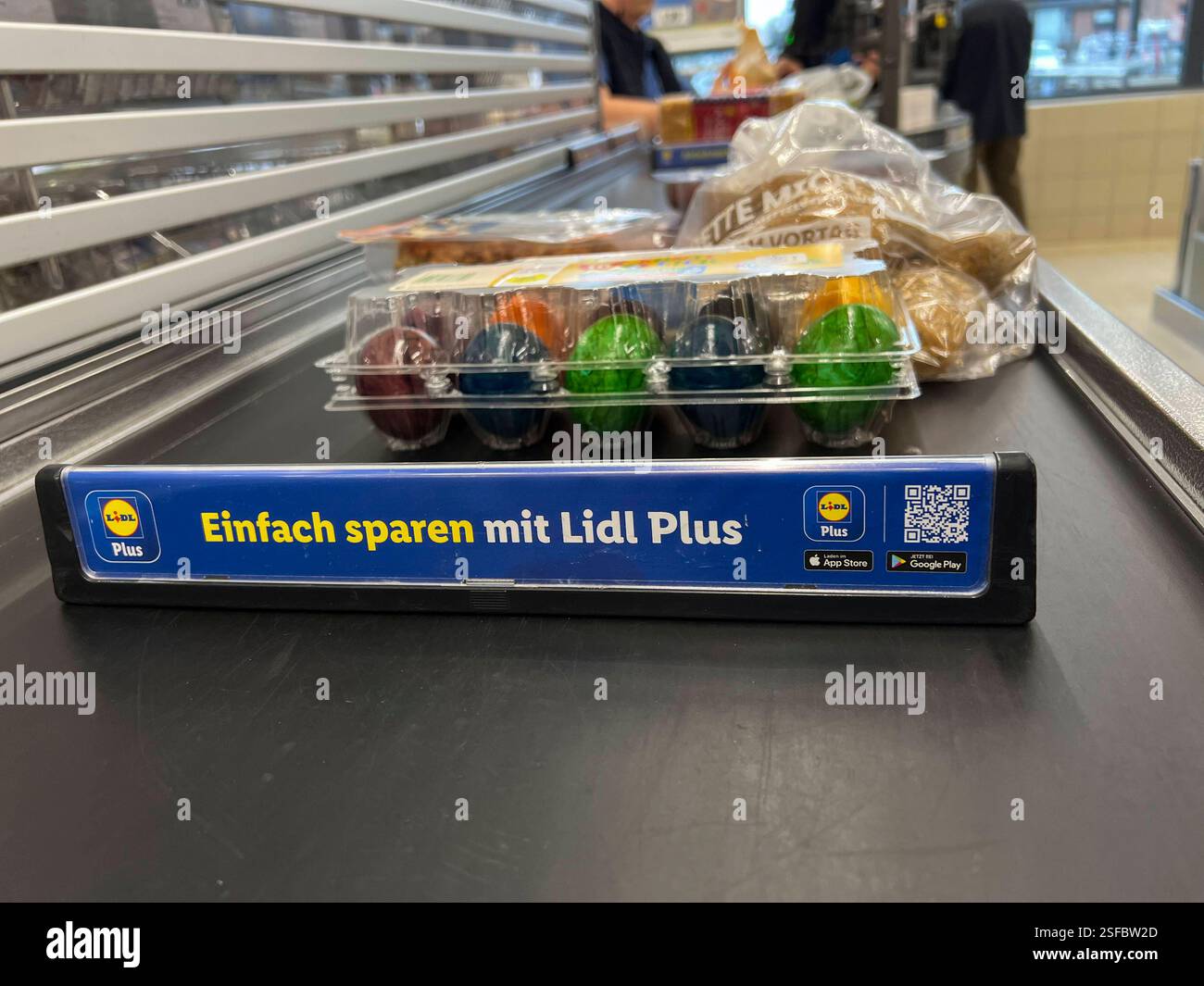 Symbolfoto - Einkaufen - Kasse Lidl Ein Warentrenner mit Lidl Werbung ...