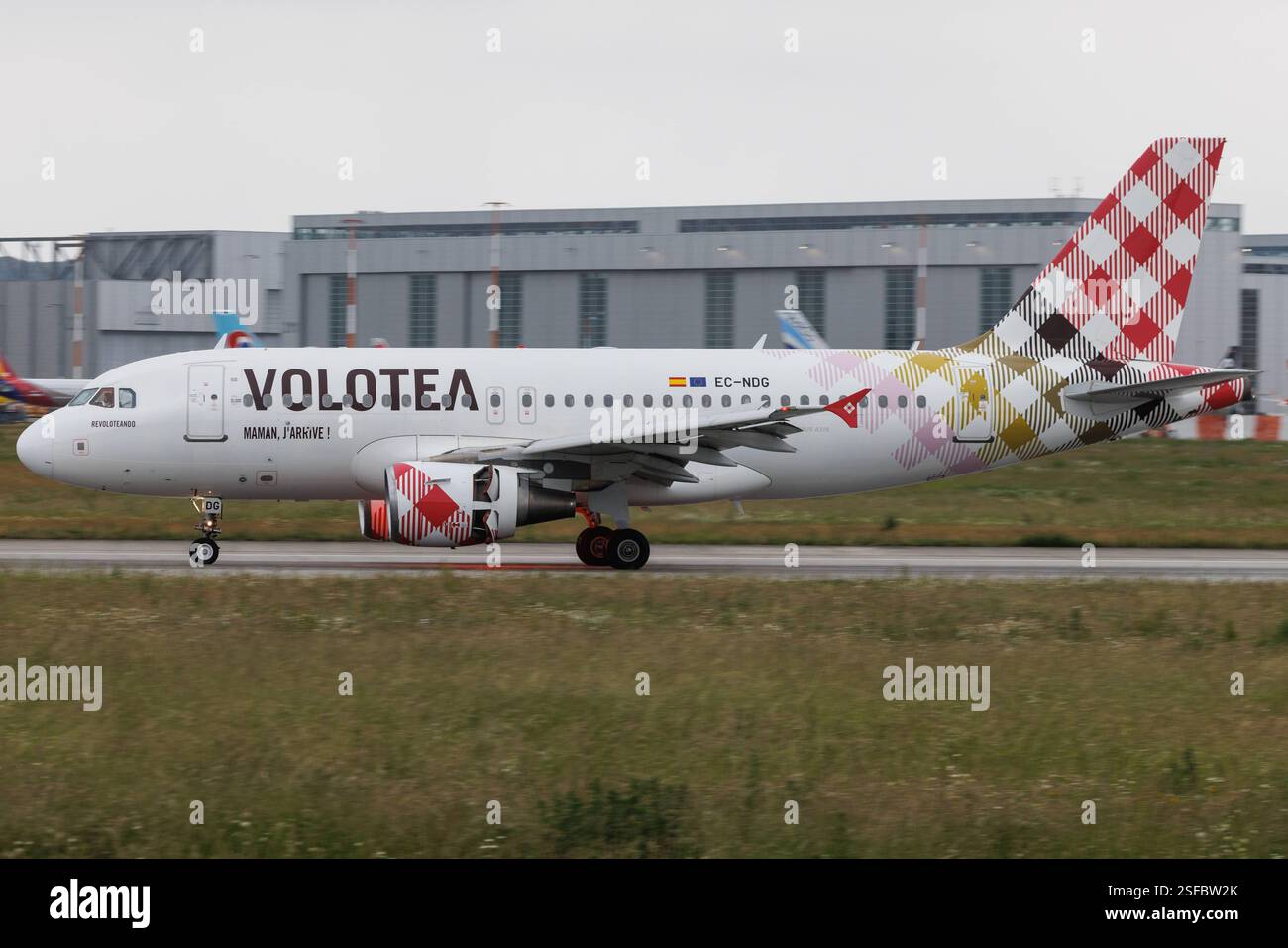 Der Airbus A319-112 A319 der Fluglinie Volotea V7 / VOE mit der ...