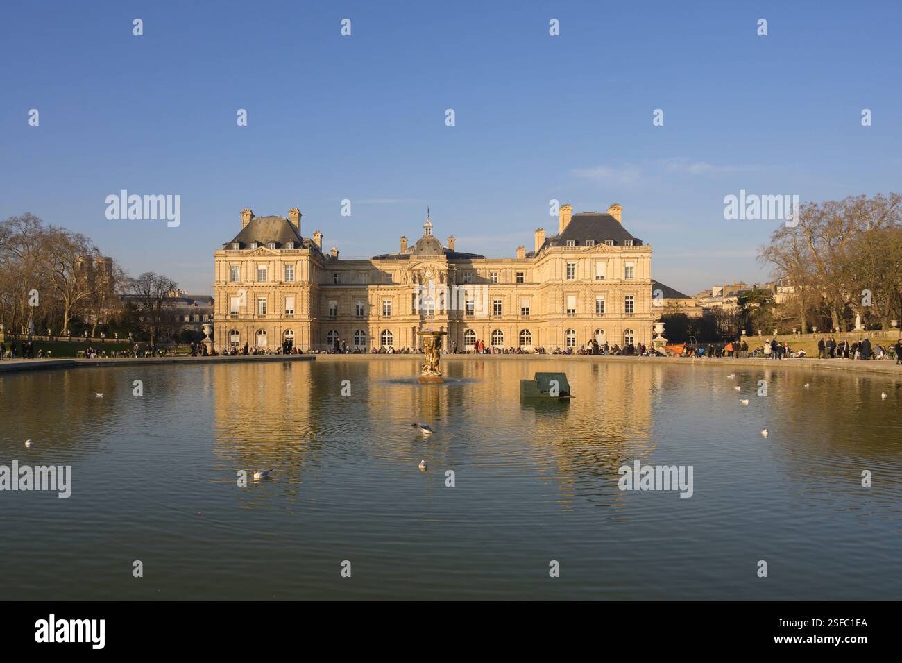 Jardin du Luxembourg with view of the Palais du Luxembourg, French ...