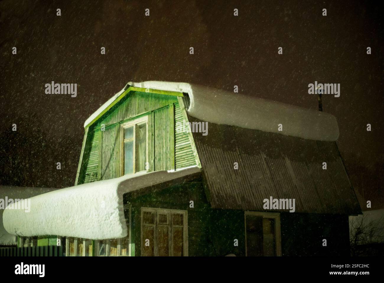 Snowflakes falling down on roof hi-res stock photography and images - Alamy