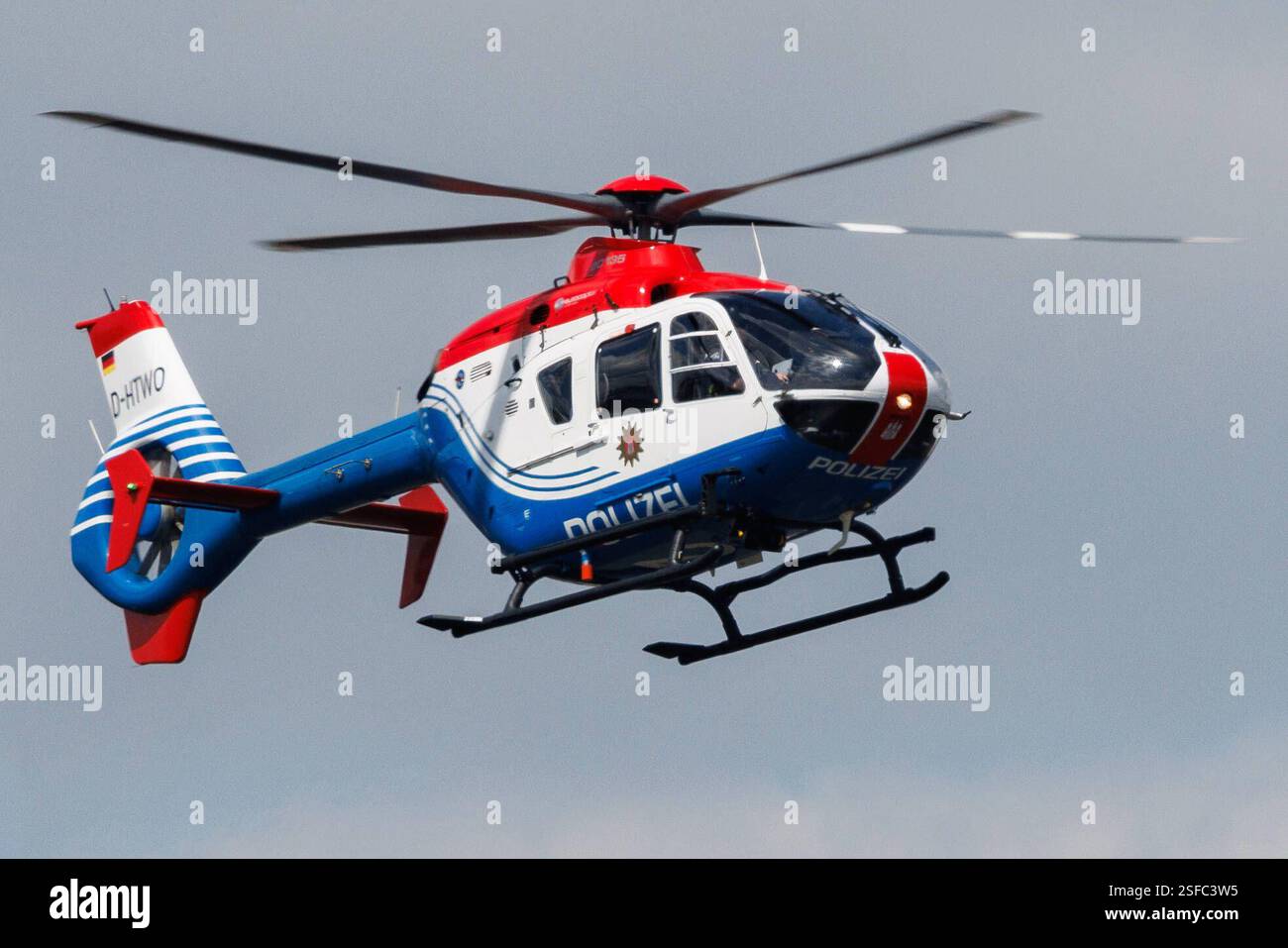 Der Airbus Helicopters H135 EC35 der Polizei Hamburg mit der ...