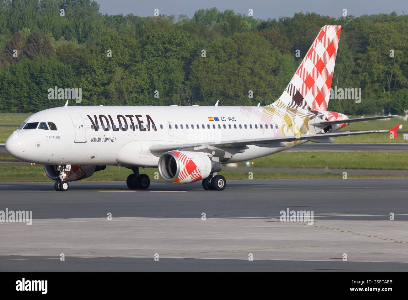 Der Airbus A319-111 A319 der Fluglinie Volotea V7 / VOE mit der ...
