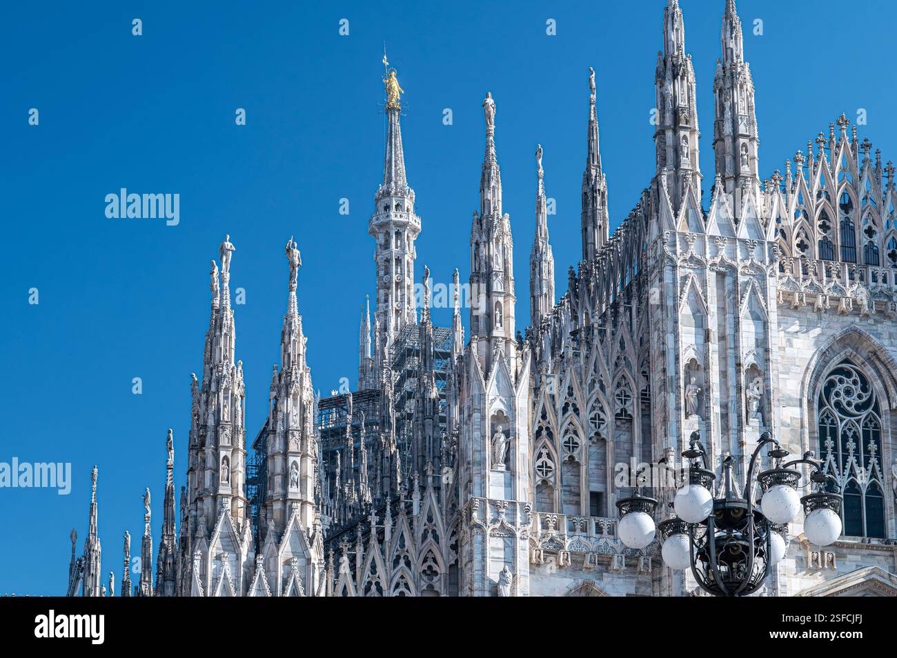 Piazza del Duomo, Milan The cathedral church of Milan, Lombardy, Italy ...