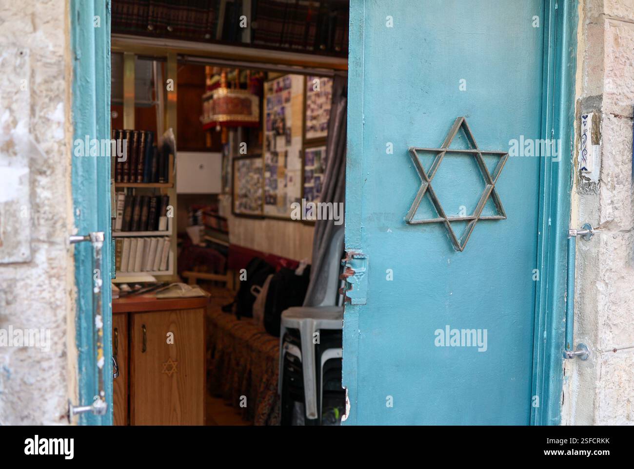 Synagogue sign hi-res stock photography and images - Alamy