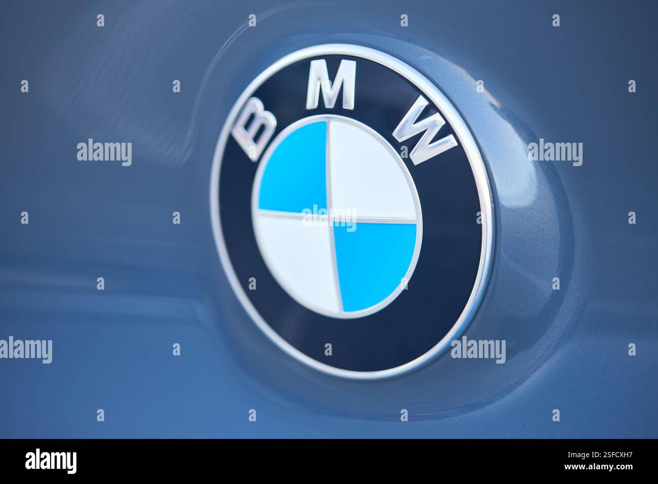 Bmw automotive brand logo hi-res stock photography and images - Alamy