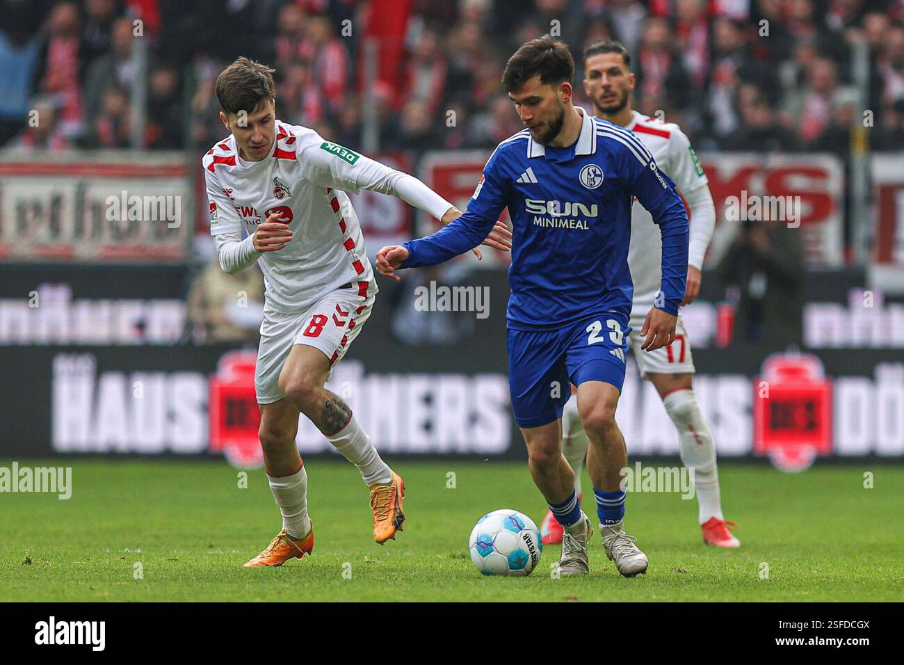 Denis Huseinbasic (FC Köln/FC Koeln, #8) im Zweikampf gegen Mehmet Can Aydin (FC Schalke 04, #23 ...