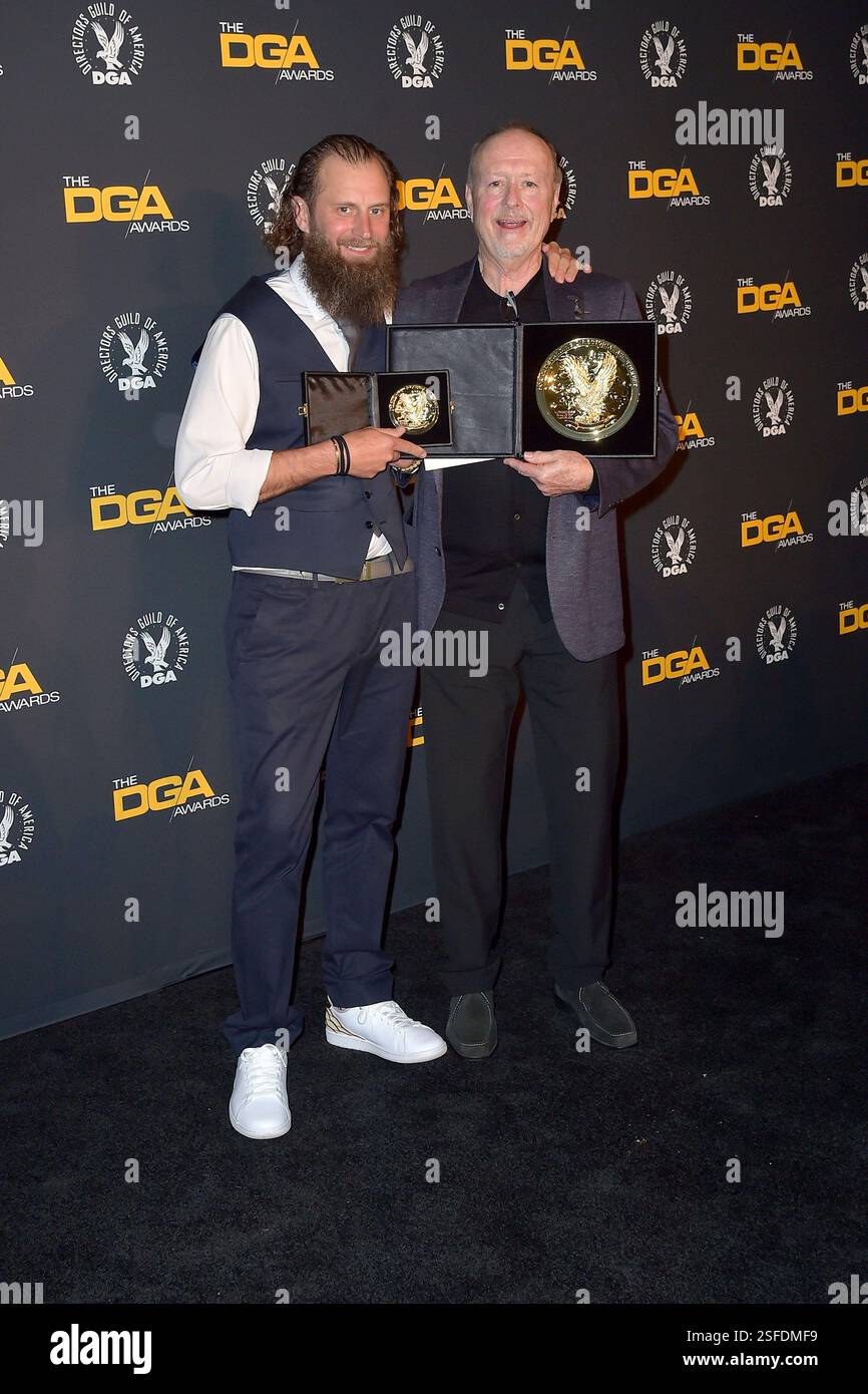 Jeff Simms und Neil DeGroot beim Photocall mit den Preisträgern und Laudatoren der 77. DGA ...