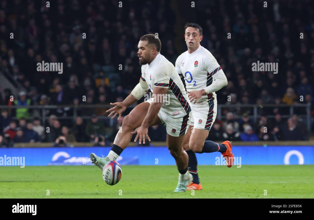 London, UK. 08th Feb, 2025. England's Ollie Lawrence(Bath Rugby) in ...