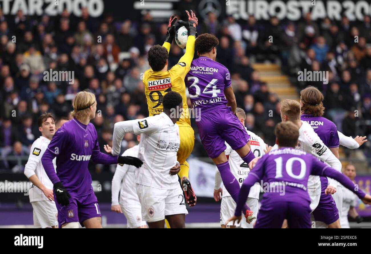 Brussels, Belgium. 09th Feb, 2025. Antwerp's goalkeeper Senne Lammens and Anderlecht's Adryelson ...