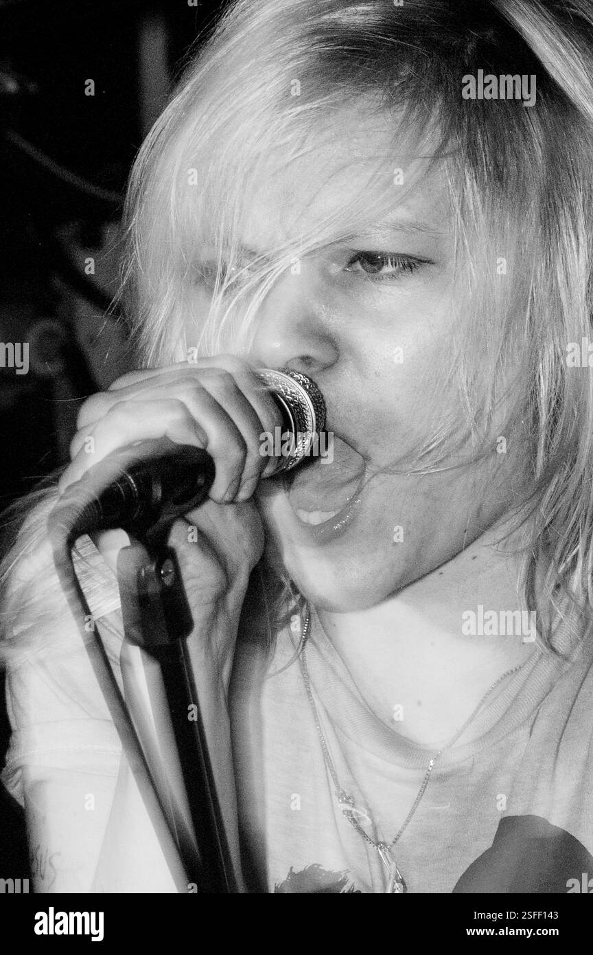 LEILA MOSS, DUKE SPIRIT, 2005: Leila Moss of Duke Spirit at the Barfly ...