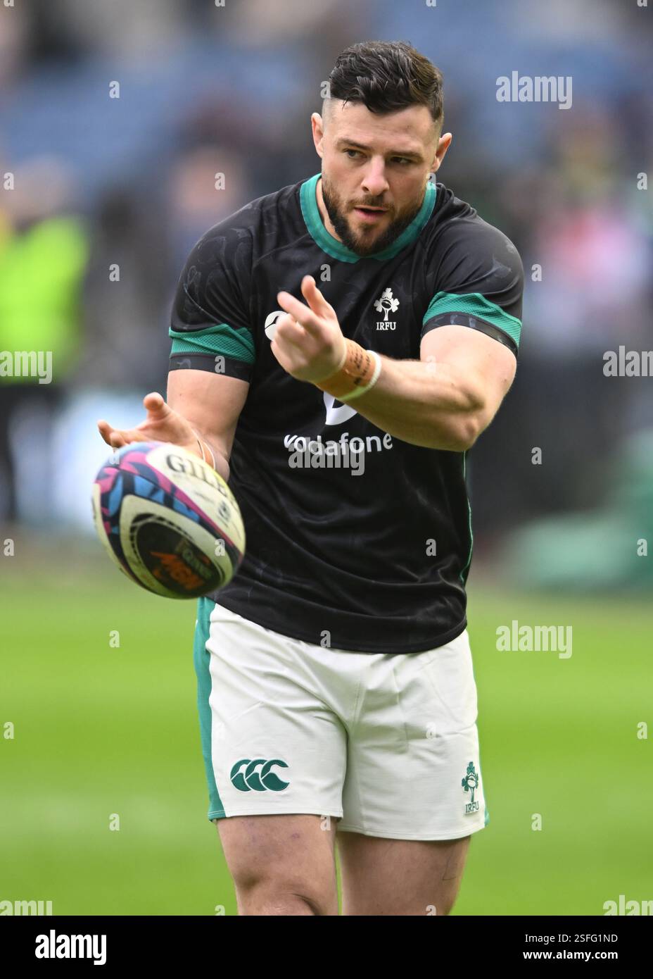 Edinburgh, UK. 9th Feb, 2025. Robbie Henshaw of Ireland during the Six ...