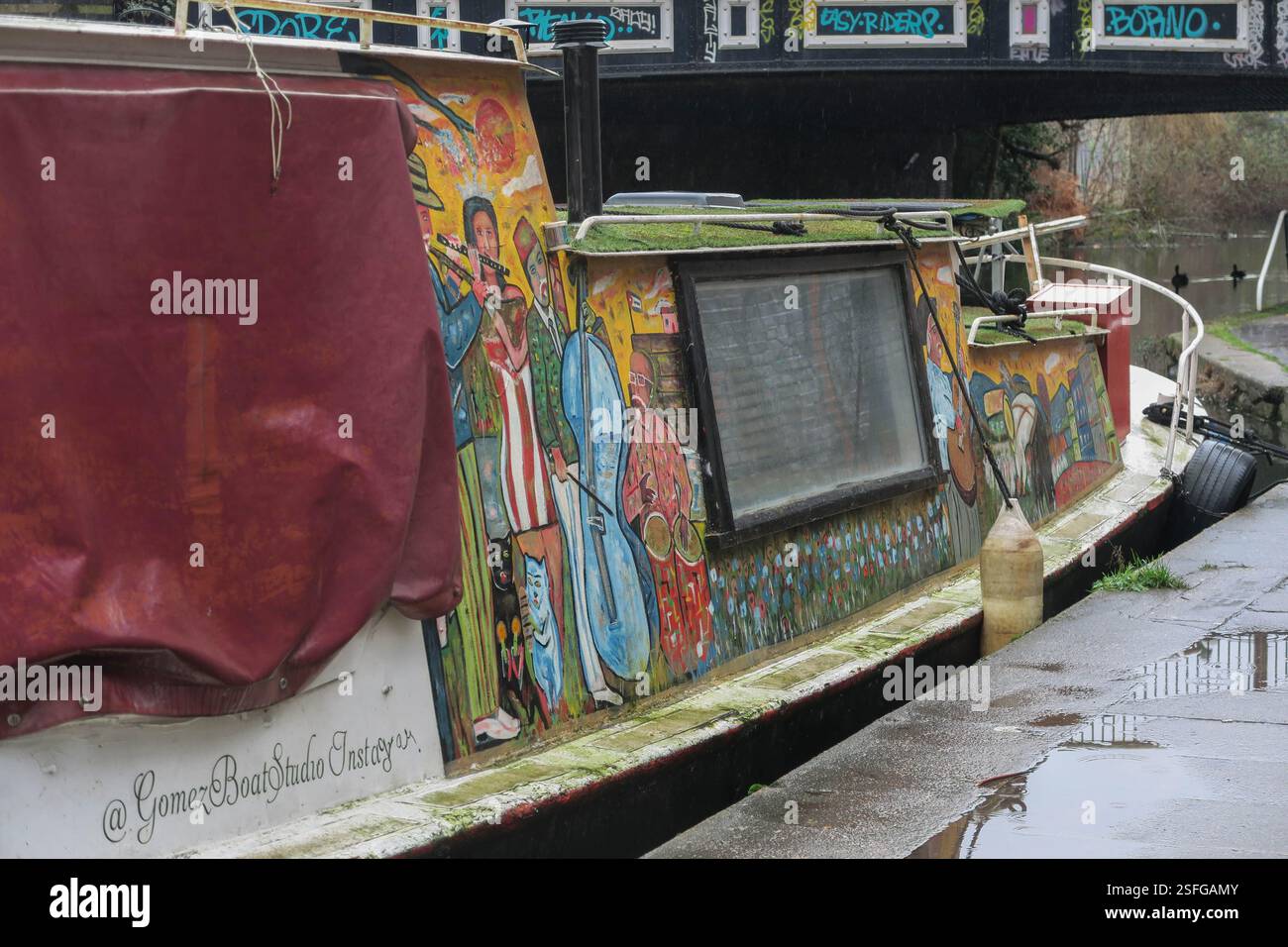 Artwork on a narrowboat on Regents Canal Stock Photo - Alamy