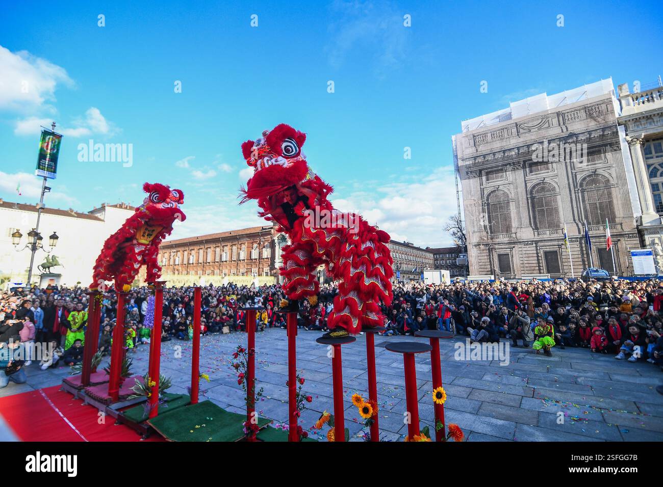 Torino, Italia. 09th Feb, 2025. La danza del dragone durante il ...