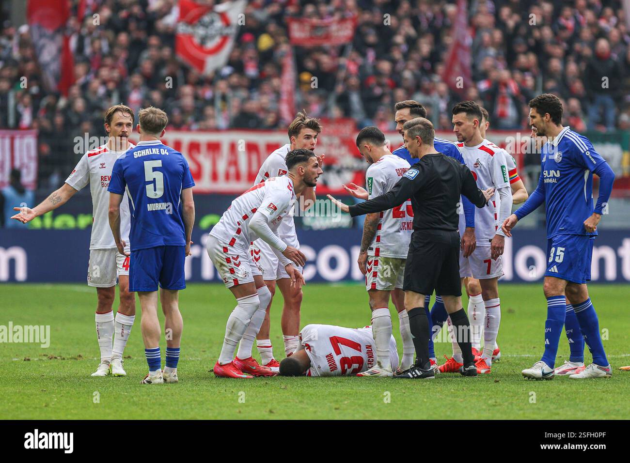 Linton Maina (FC Köln/FC Koeln, #37) liegt schmerzverzerrt am Boden ...