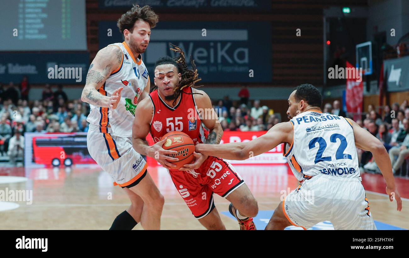 Wuerzburg, Deutschland. 09th Feb, 2025. Im Bild: v.li. Sid-Marlon Theis ...