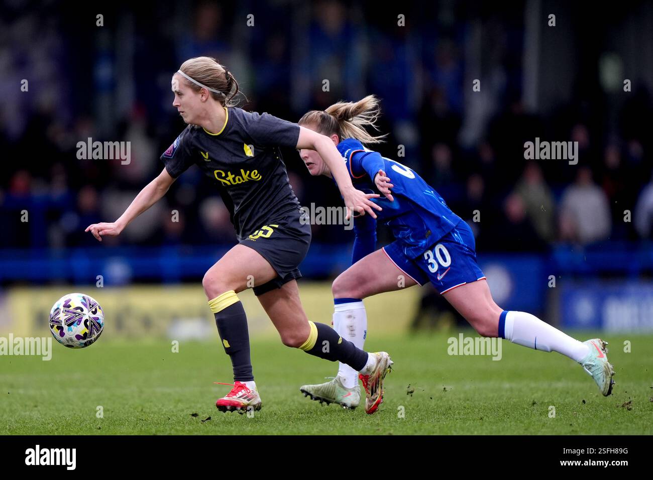 Everton’s Katja Snoeijs (left) battle for the ball with Chelsea’s Keira ...