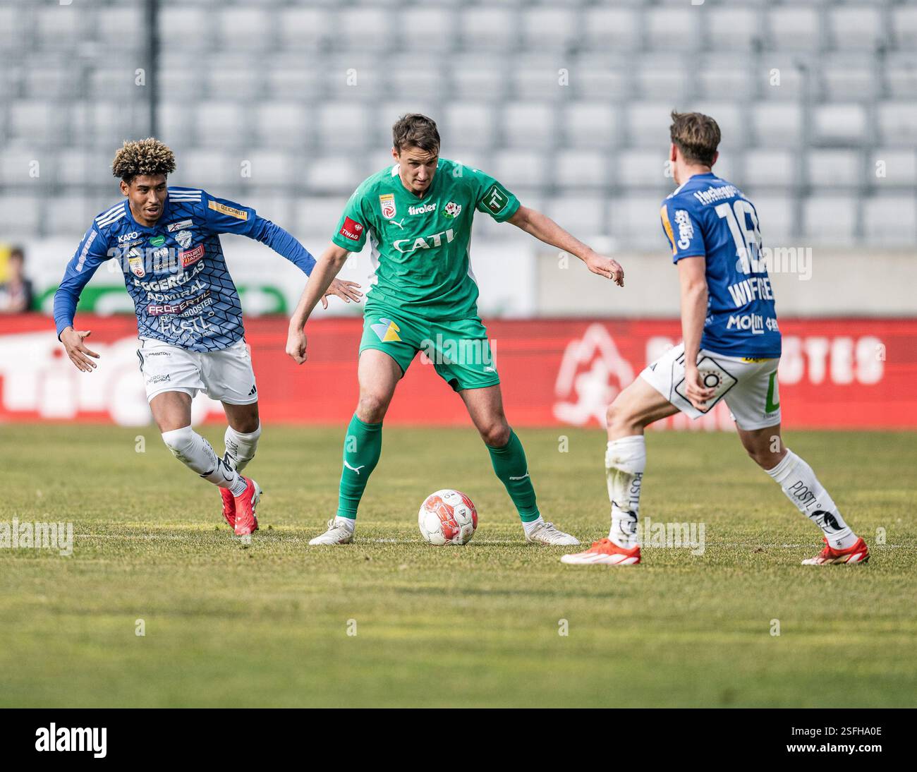 ABD0232 20250209 - INNSBRUCK - ÖSTERREICH: v.l. Justin Omoregie (TSV ...