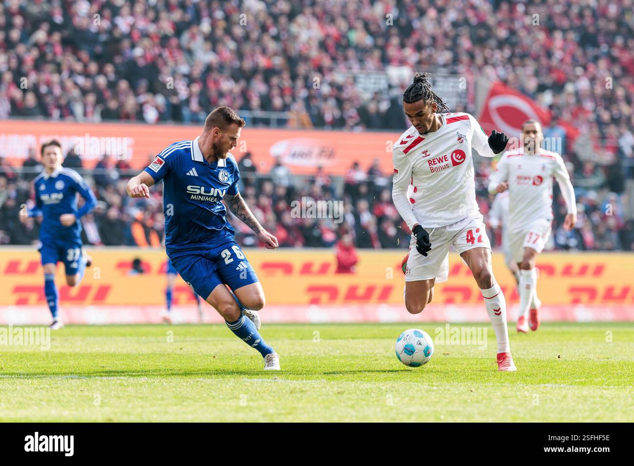 Zweikampf Tomas Kalas (FC Schalke 04, 26), Damion Downs (1. FC K?ln, 42) 2. Fu?ball Bundesliga ...