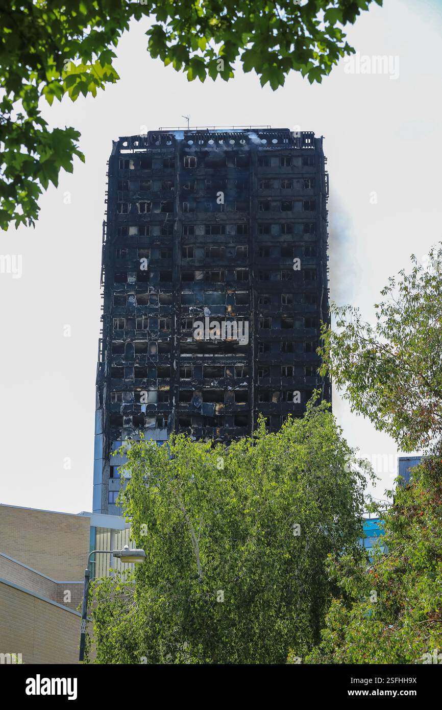 London, UK. 14 Jun 2017. Grenfell Tower fire in London broke out in a ...