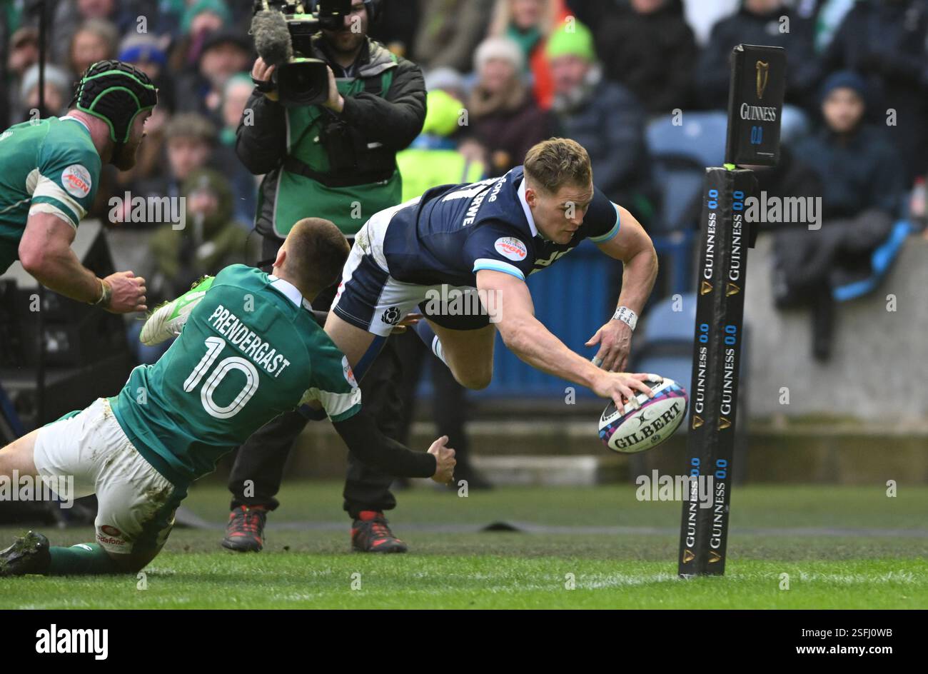 Edinburgh, UK. 9th Feb, 2025. Duhan van der Merwe of Scotland scores ...