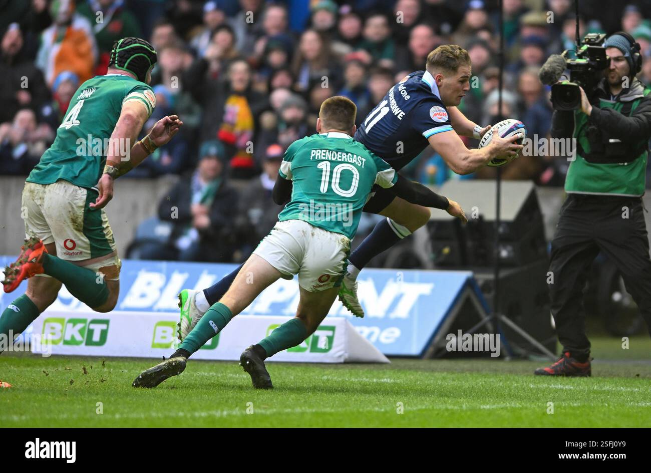 Edinburgh, UK. 9th Feb, 2025. Duhan van der Merwe of Scotland scores ...