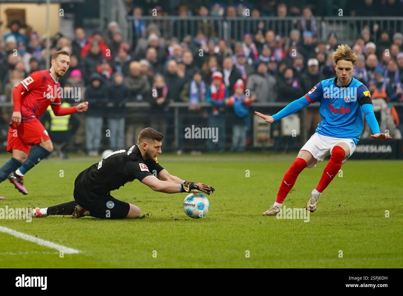 Kiel, Deutschland. 09th Feb, 2025. Torwart Timon Weiner (Holstein Kiel ...