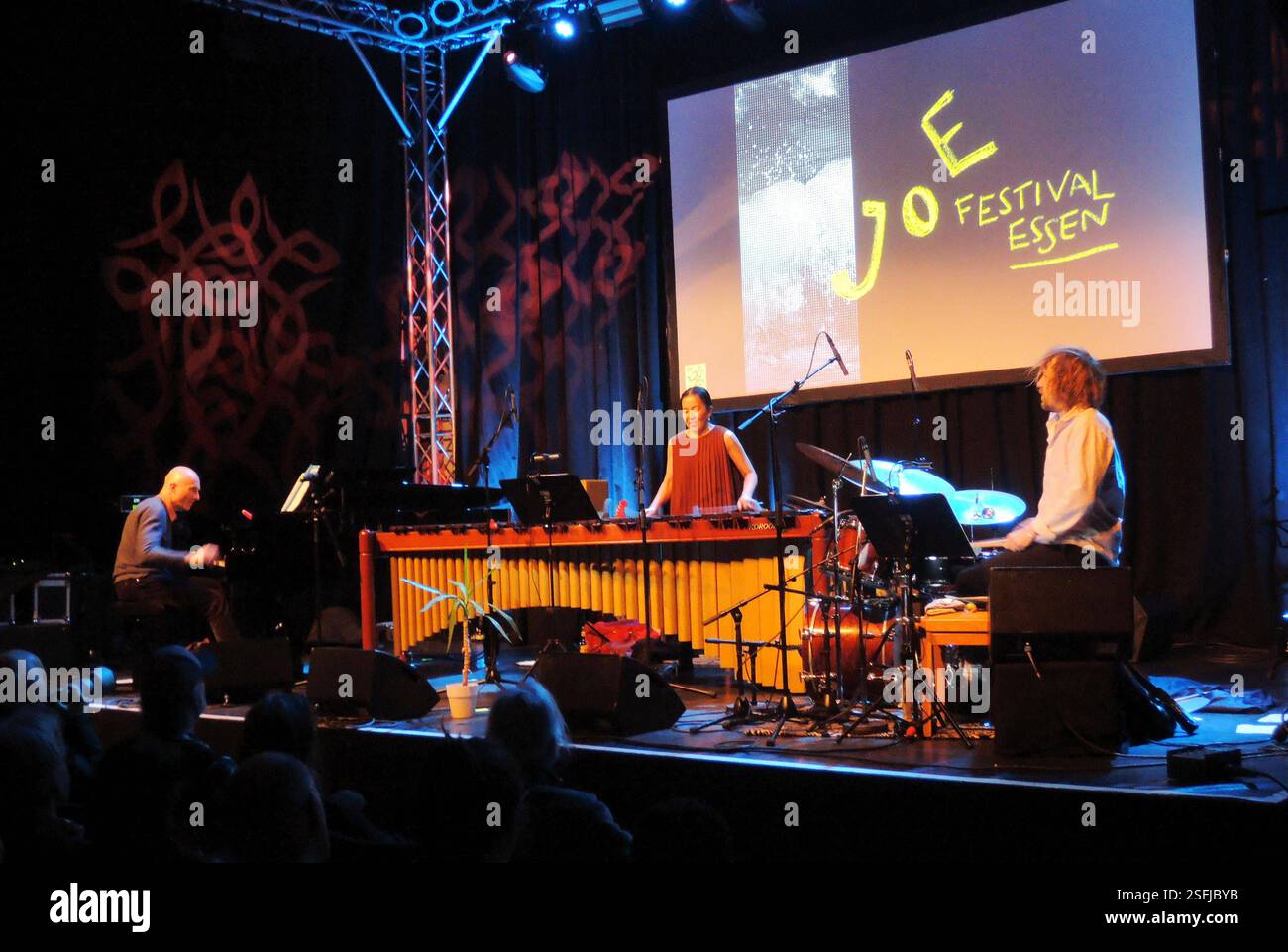 Die japanische Jazz-Marimaphonistin Taiko Saito mit Niko Meinhold p ...