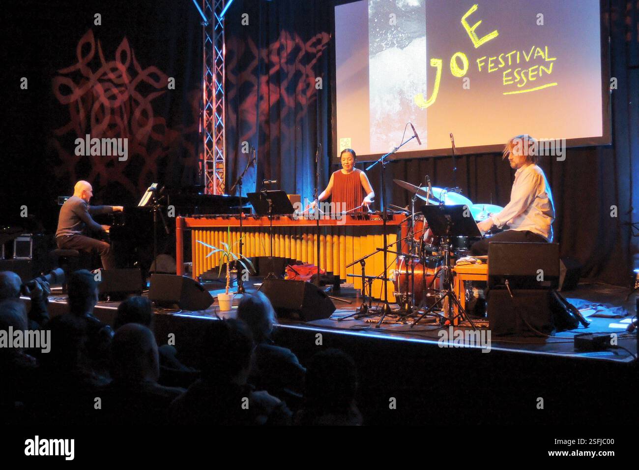 Die japanische Jazz-Marimaphonistin Taiko Saito mit Niko Meinhold p ...