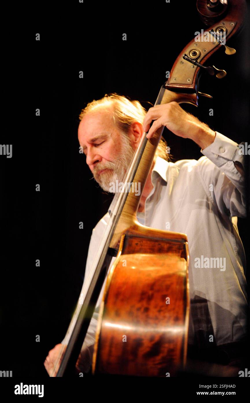 Der amerikanische Jazz-Bassist Drew Gress beim 29. JOE-Festival in der ...