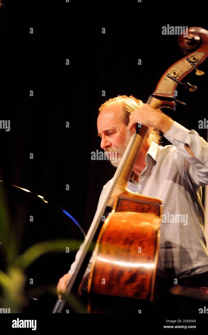 Der amerikanische Jazz-Bassist Drew Gress beim 29. JOE-Festival in der ...