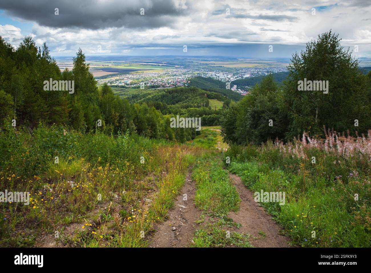 The road to the Mount Tserkovka. Rural Russian landscape, Belokurikha ...