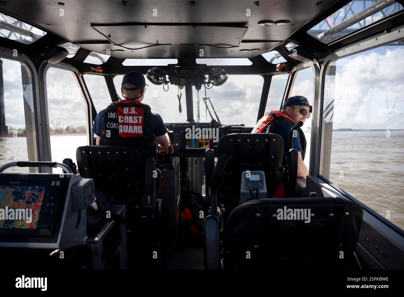 Members with U.S. Coast Guard Sector New Orleans work to secure the ...