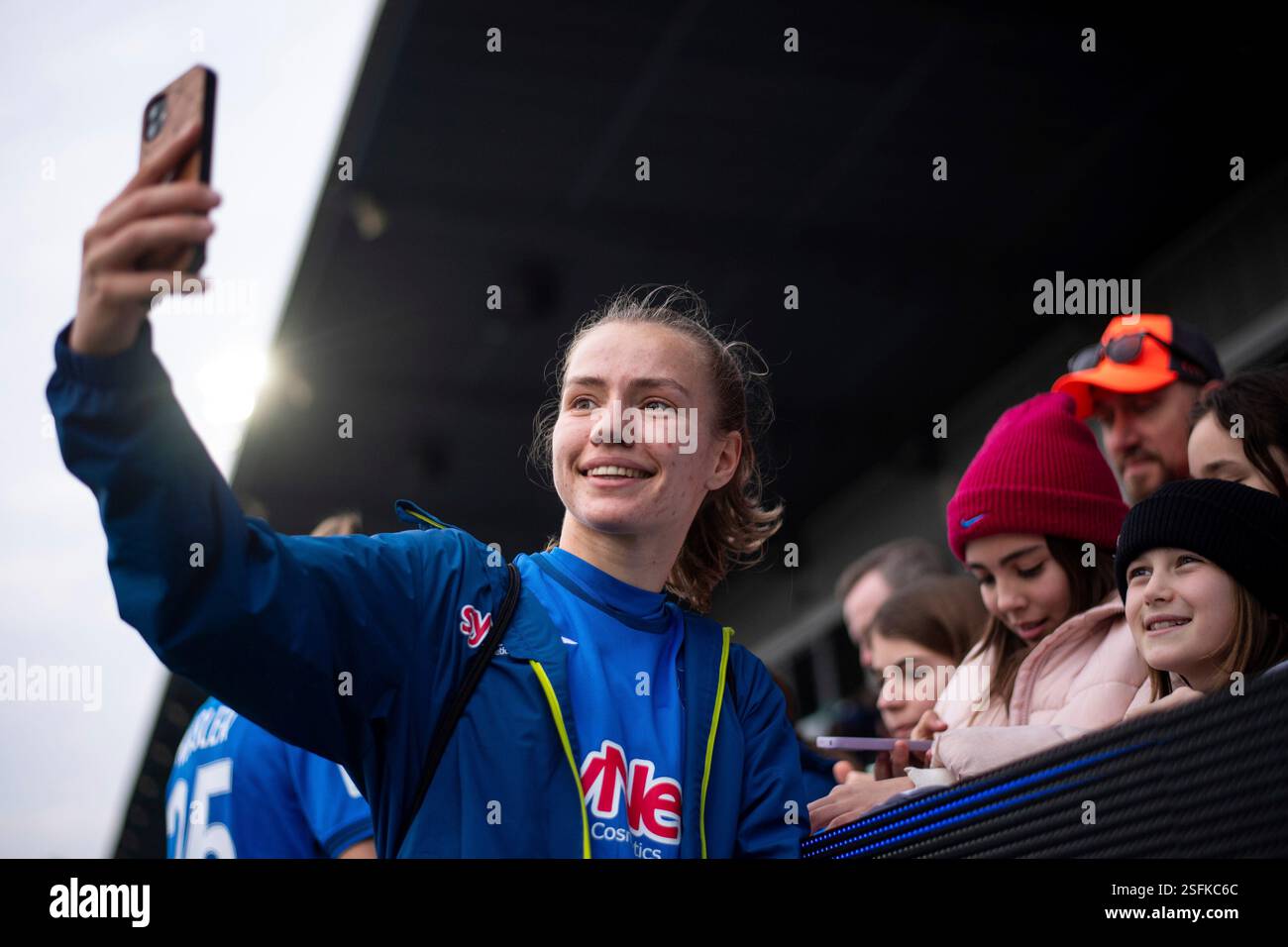 Sara Ritter (TSG Hoffenheim, #22) macht Selfies mit den Fans, GER, TSG ...